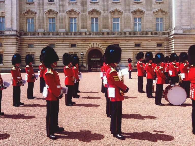 History and Controversy of the British Royal Guard's Bearskin Hat - Hat ...